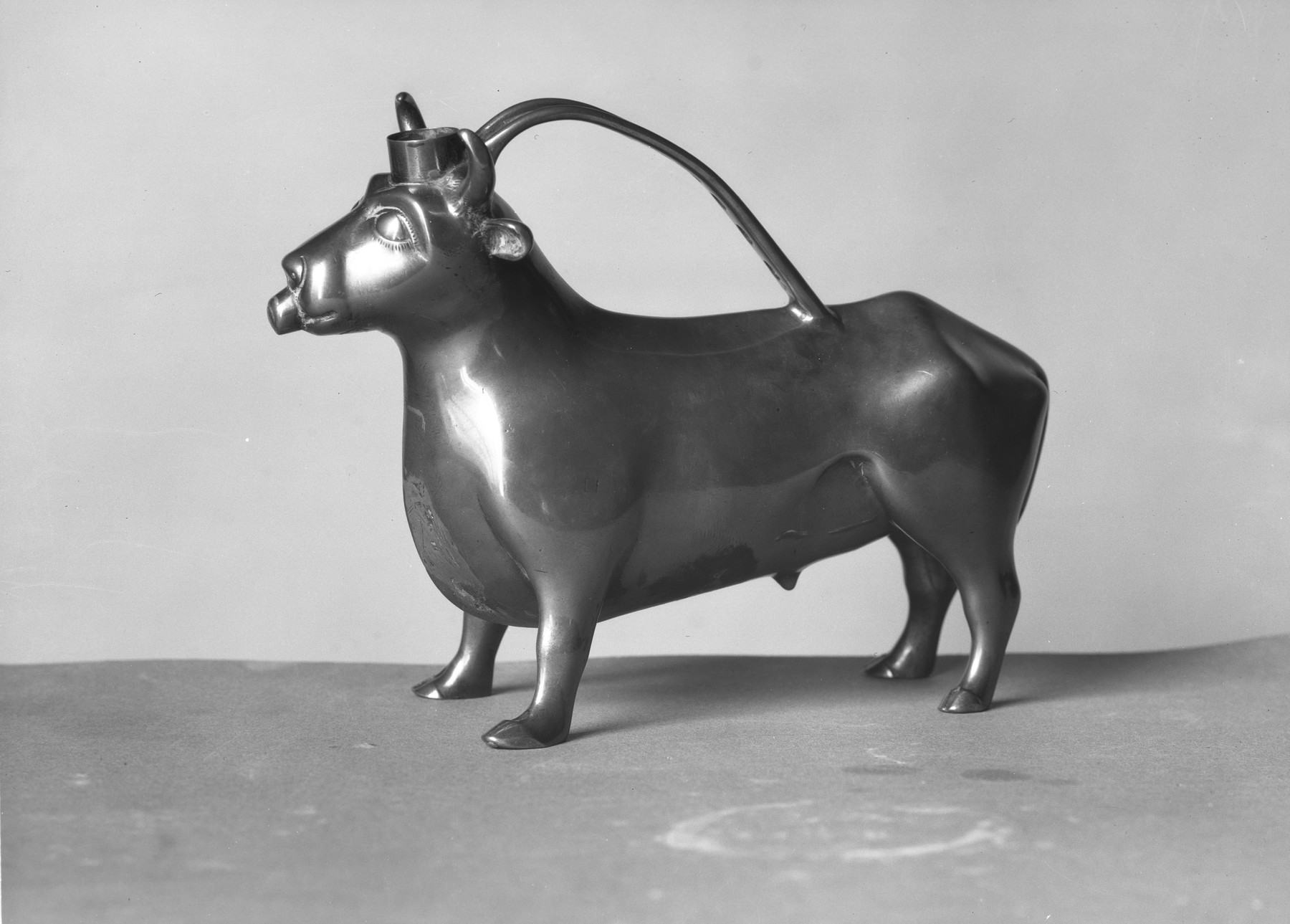 Aquamanile vessel for pouring; BULL | The Walters Art Museum
